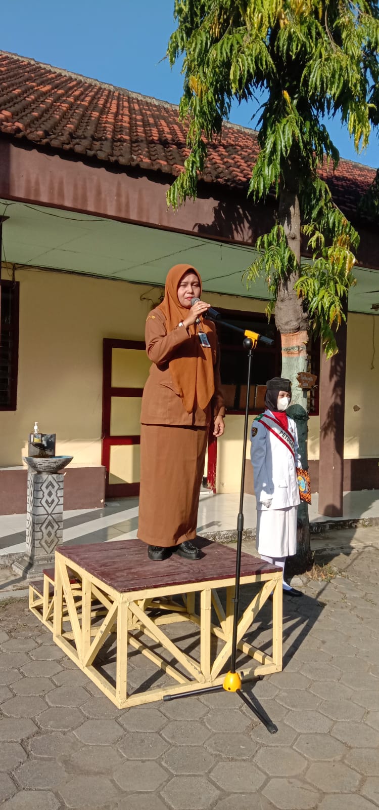 Motivasi dari Ibu Titin Indrawati selaku Pembina Upacara Pagi Ini ...