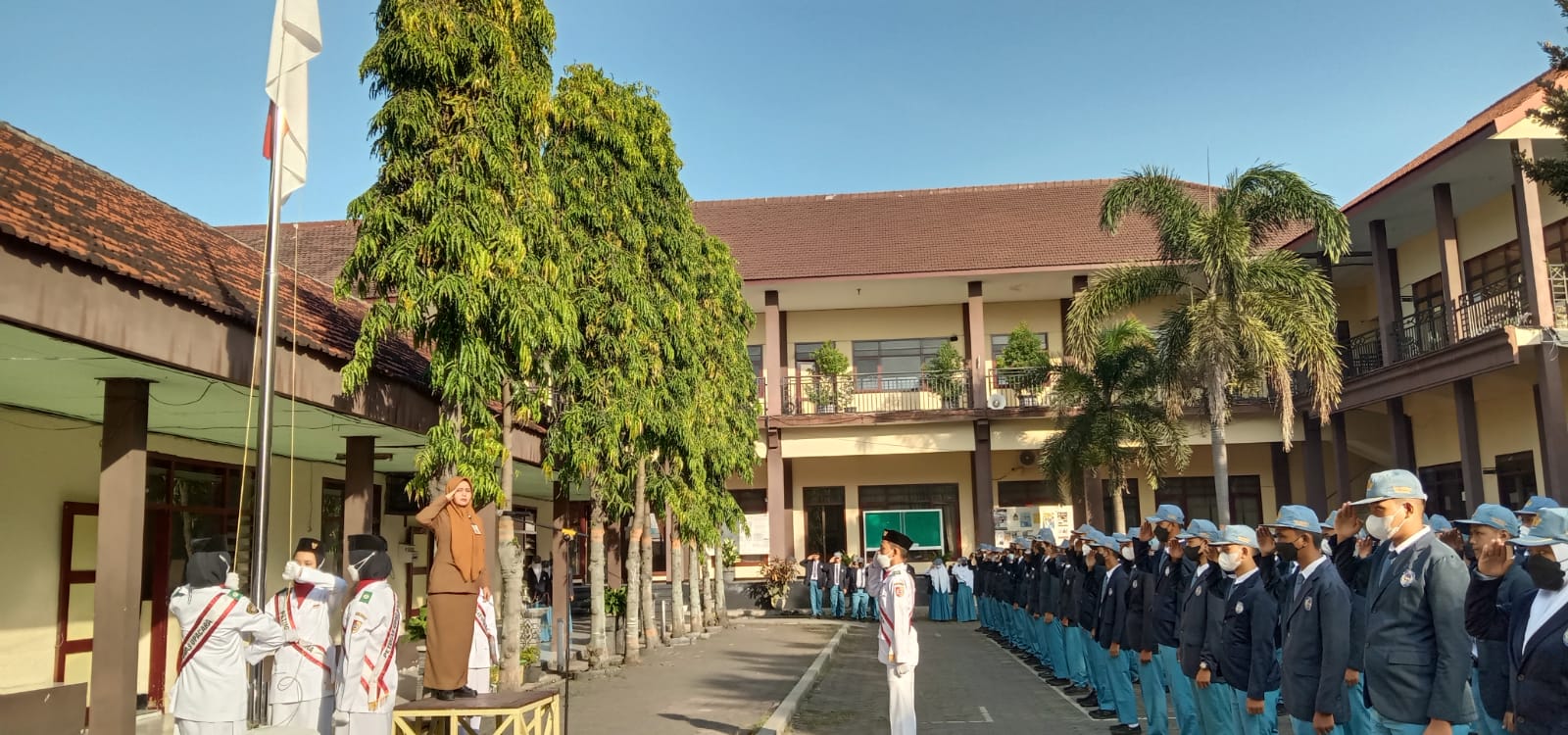 Motivasi dari Ibu Titin Indrawati selaku Pembina Upacara Pagi Ini ...